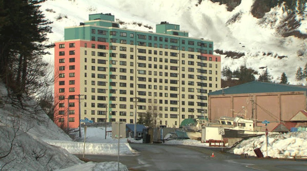 small town is situated in this 14 storey building in alaska. 14 मंजिला ...