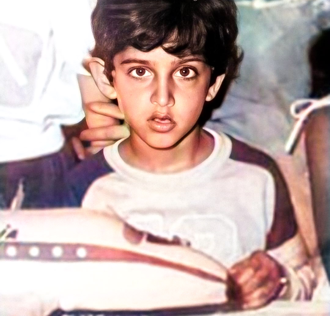 पहचान कौन? Big B को गौर से देख रहा ये बच्चा आज है बॉलीवुड का सुपरस्टार ...